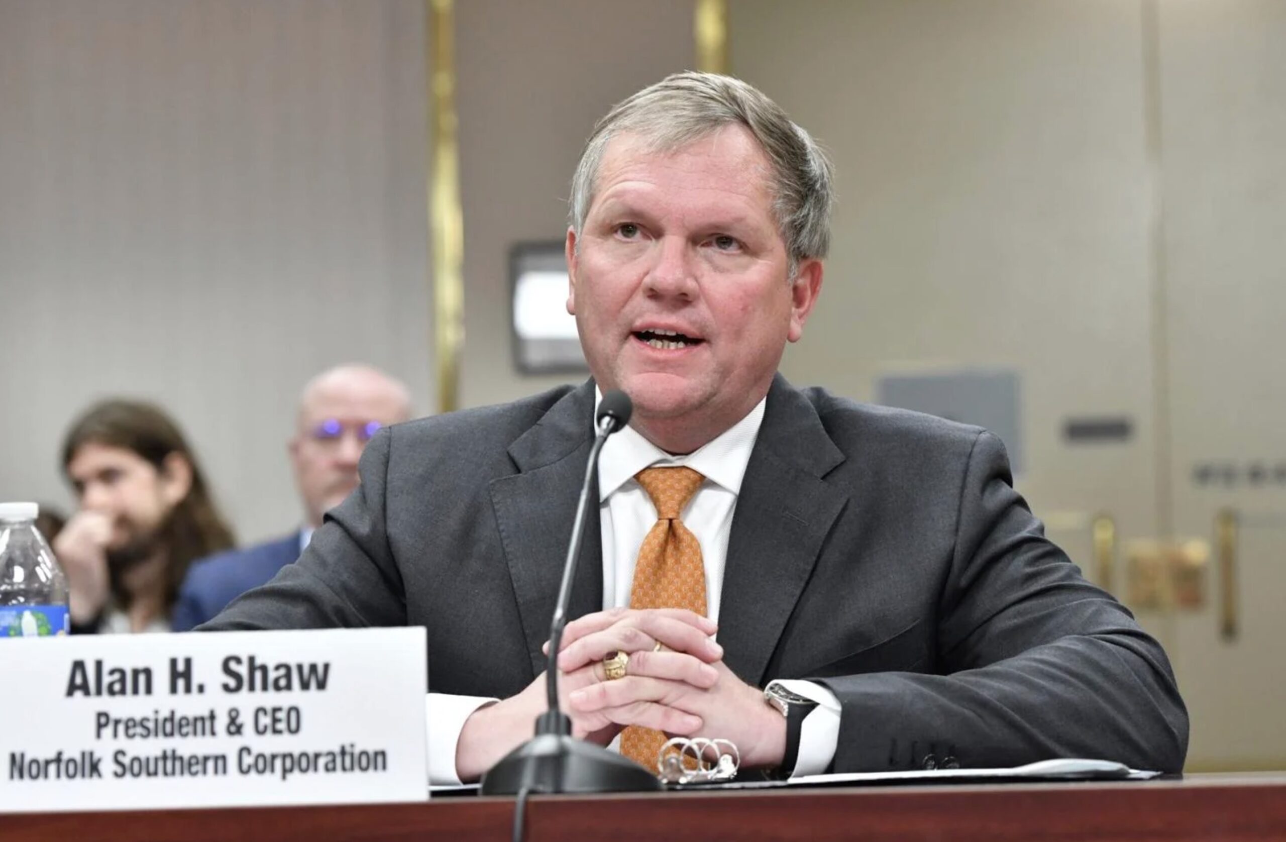 Railroad reluctant to say who OK’d chemical burn after derailment ...